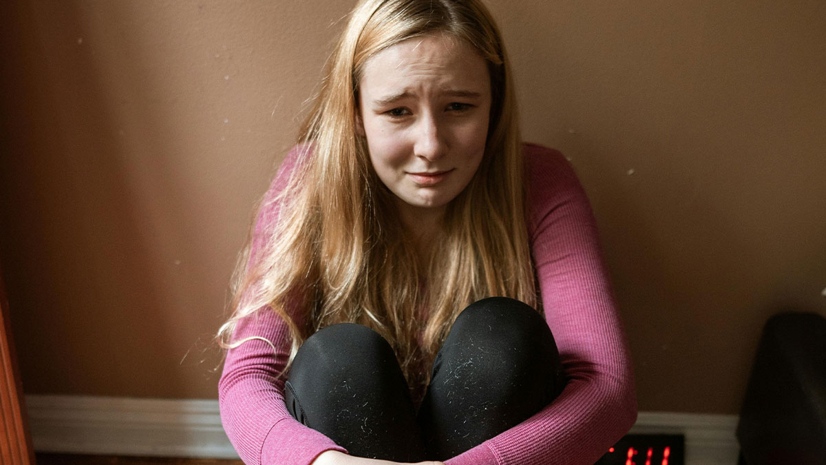 Man fat-shames 13YO daughter until she cries, wife calls him out