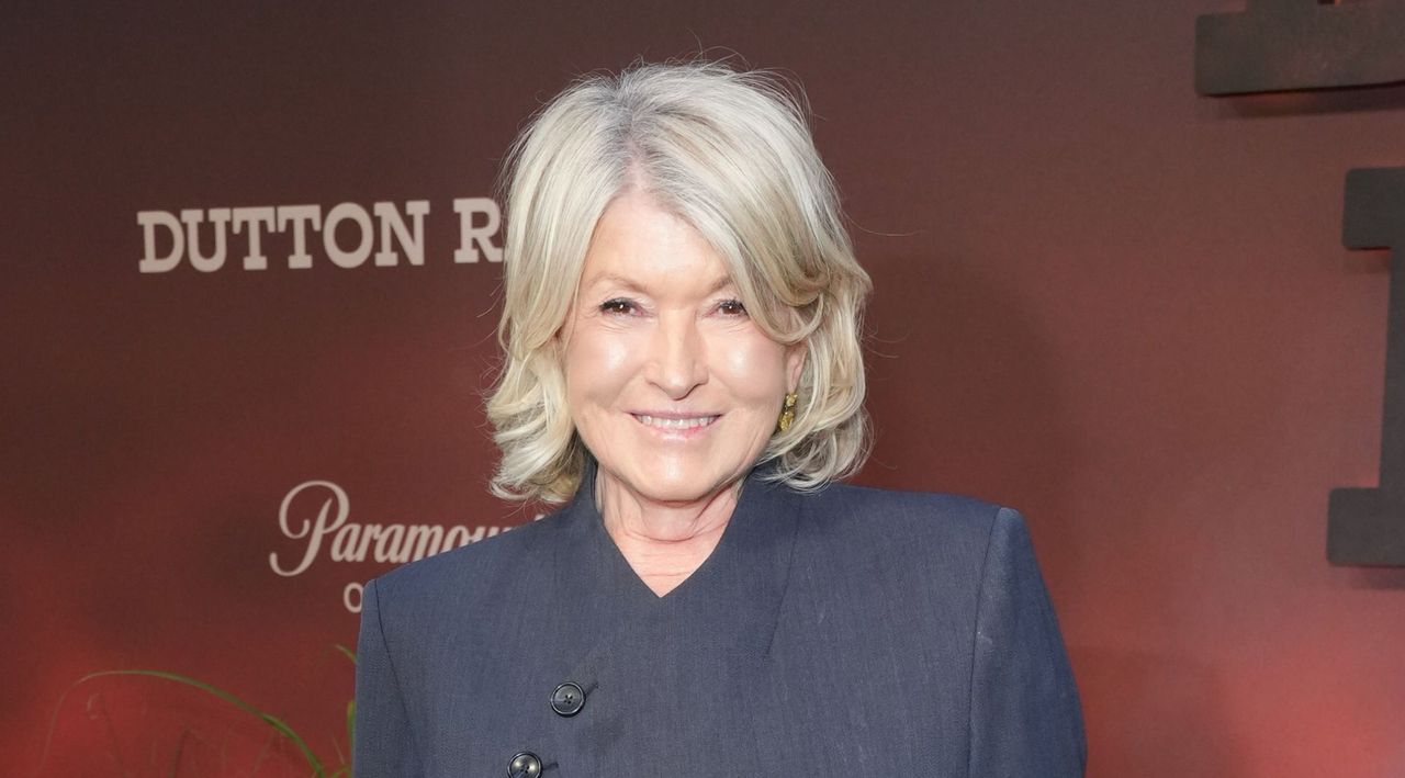 Martha Stewart elevates her straight-leg jeans and sharp blazer with ...
