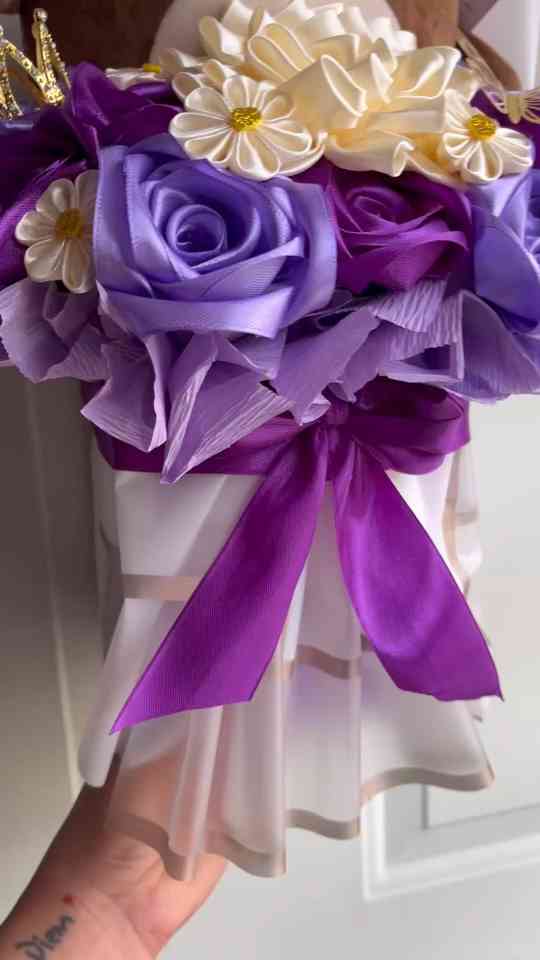 Ramo de flores morado con osito de regalo