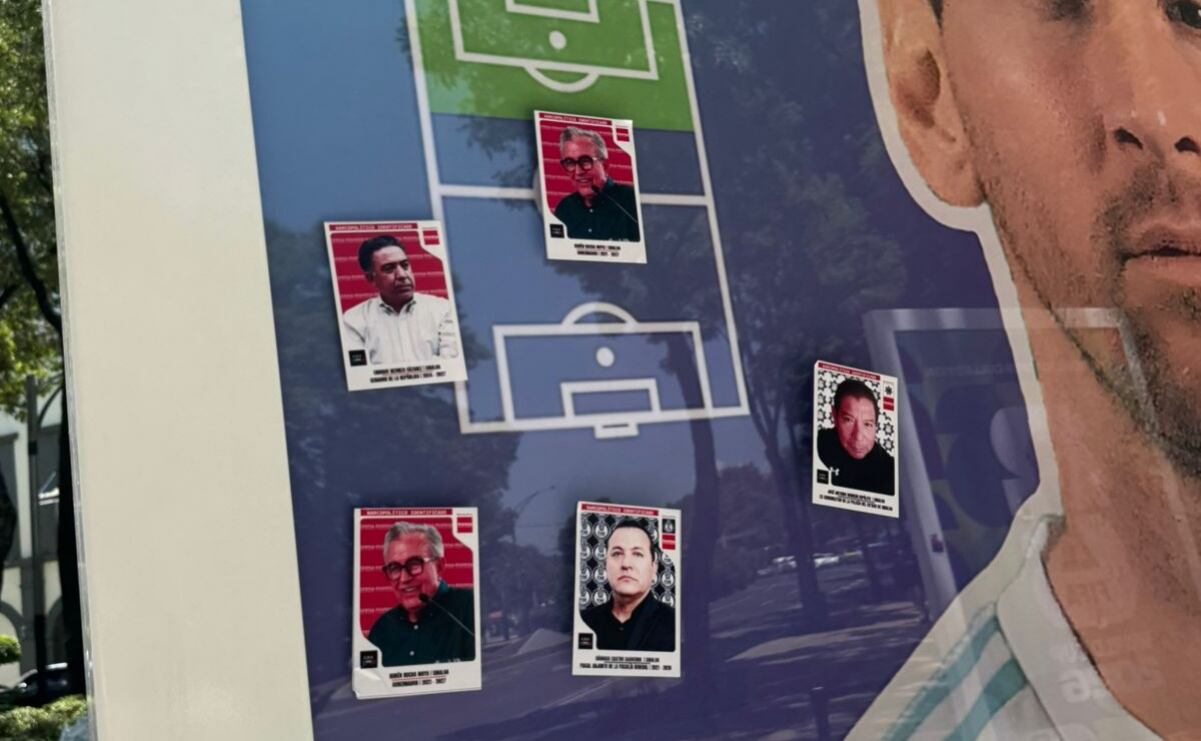 Fotos: Messi, Ronaldo, Maradona y ¿Rocha Moya?; pegan estampas de ...