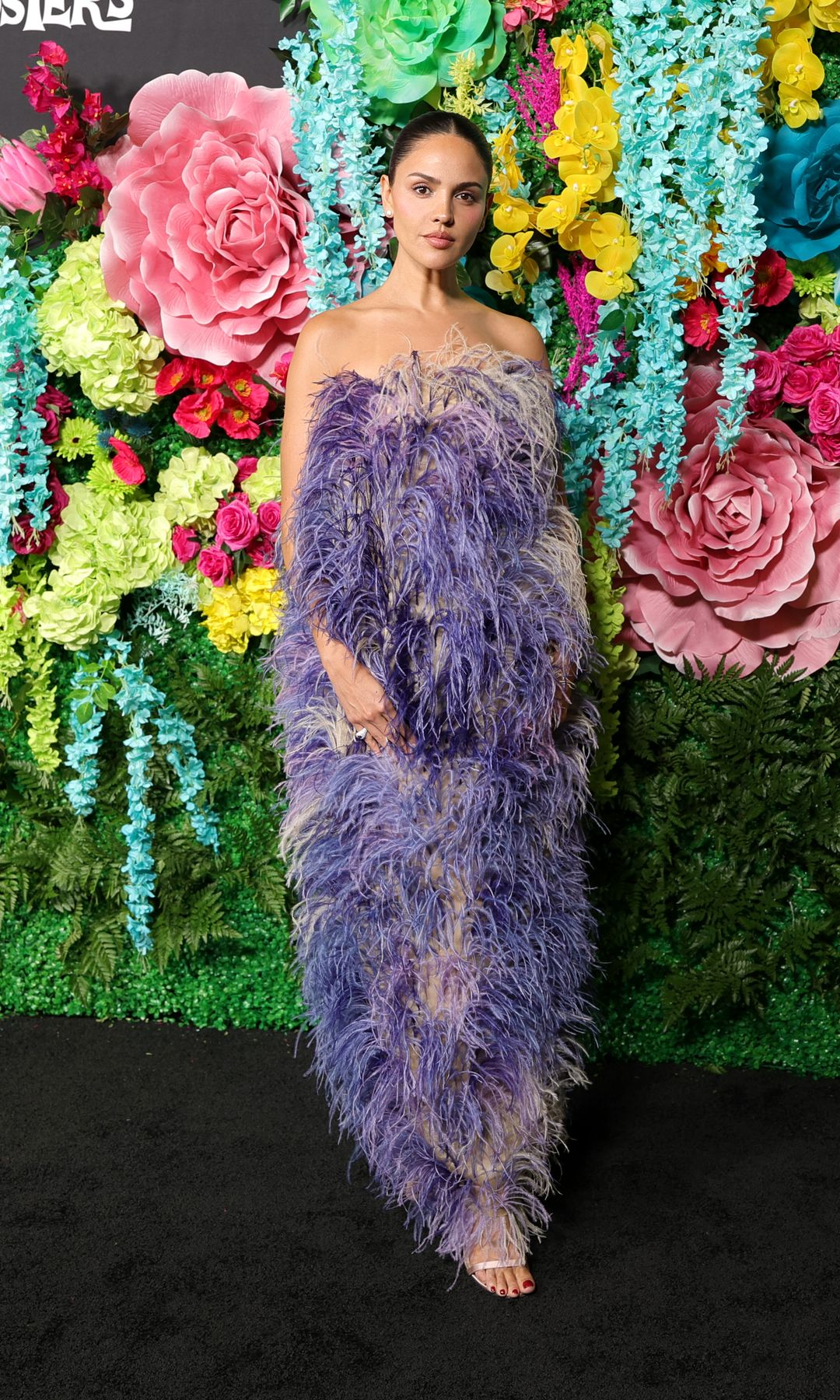 Eiza González deslumbra con el vestido de plumas que domina la moda ...