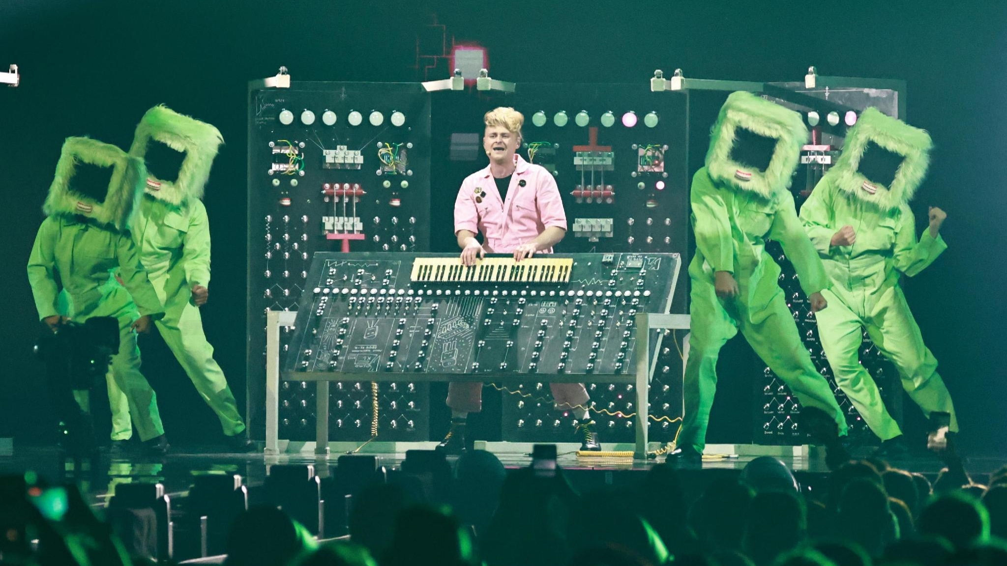 Eurovision, Regno Unito: LOOK MUM NO COMPUTER porta il caos nerd sul palco