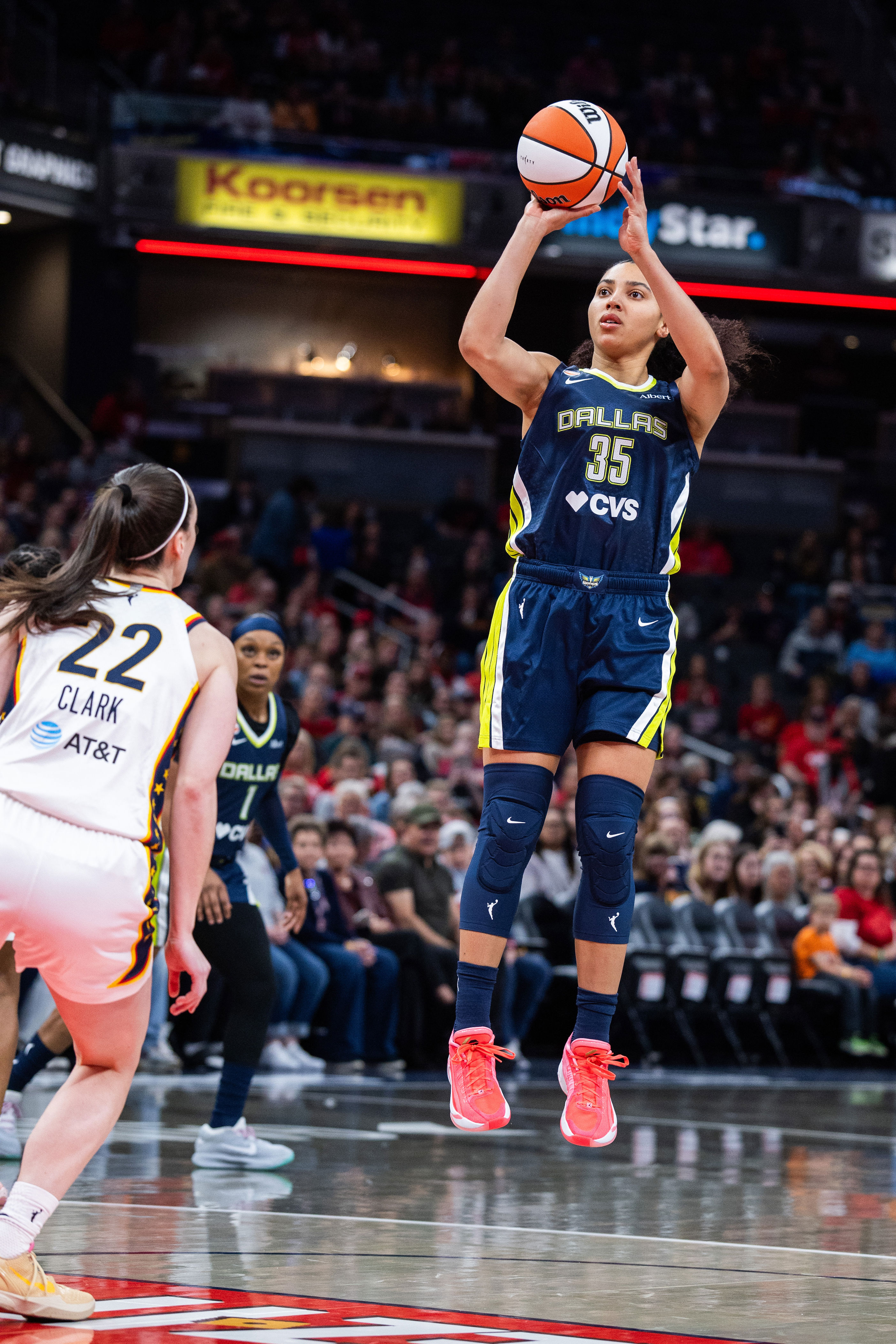 Azzi Fudd’s pregame outfit for Dallas Wings game turns heads