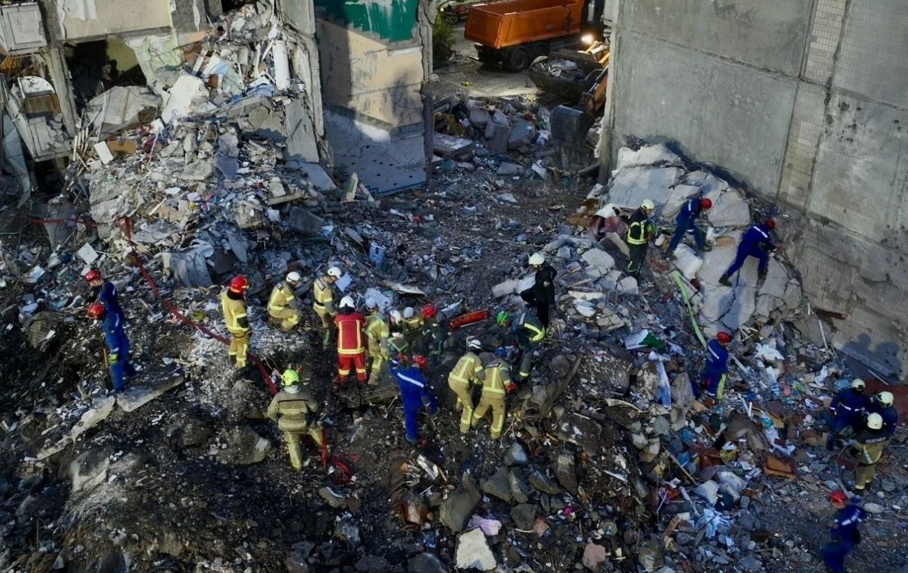 16 people confirmed dead following Russian strike in Kyiv: Search ...