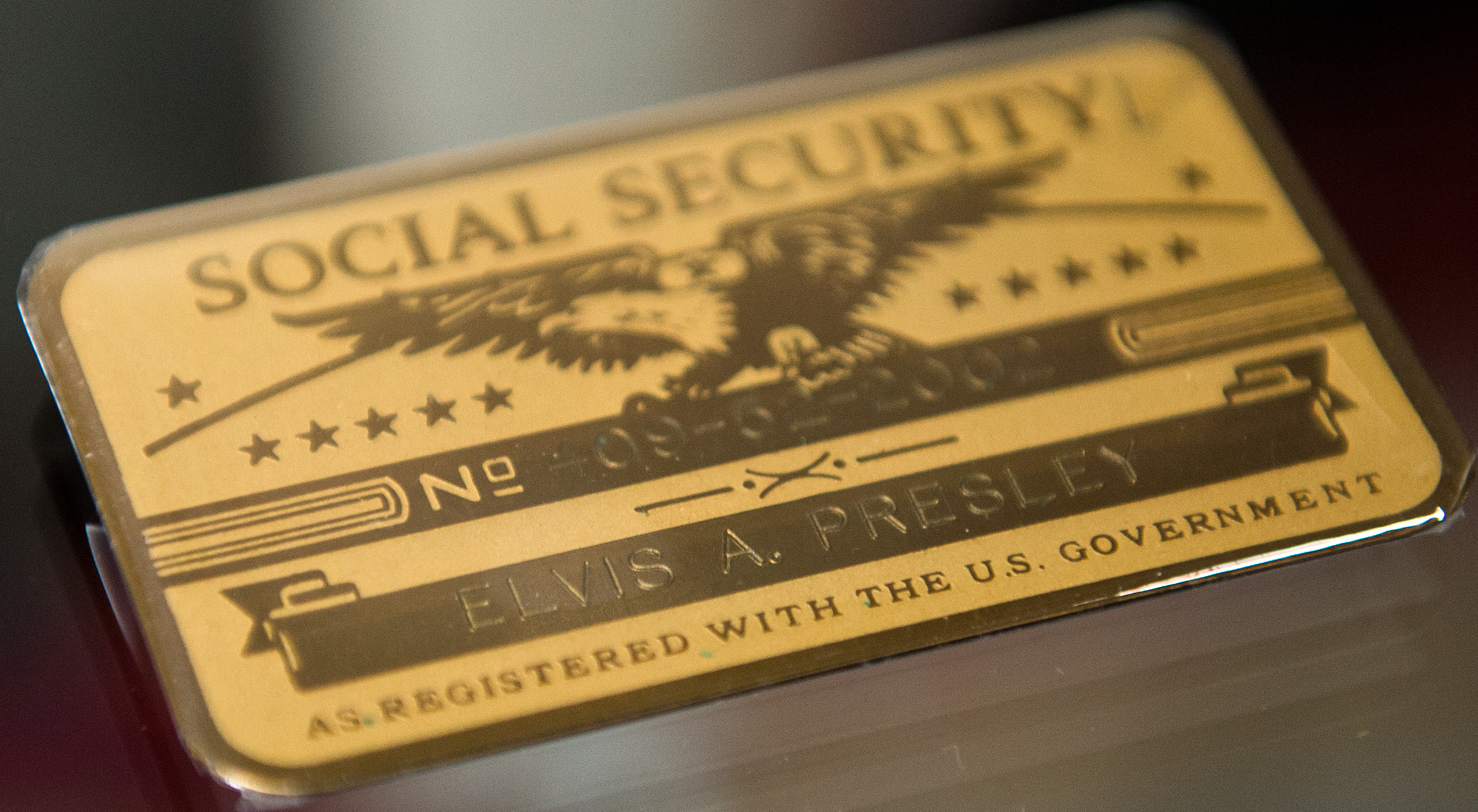 Trump floats gold Social Security cards during trip to Memphis — and ...
