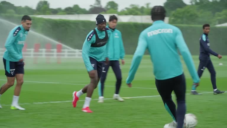 Uncapped goalkeeper and rising stars get call up for France's World Cup ...