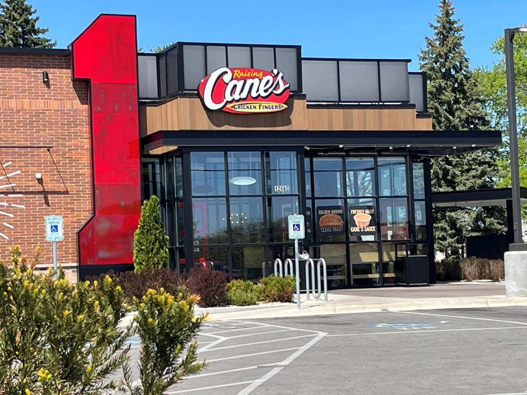 2 men arrested after carjackings outside Milwaukee area chicken restaurants