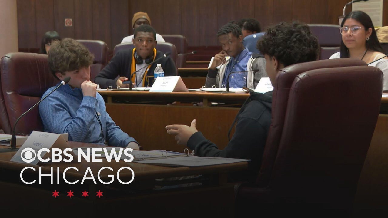 CPS students spend day as Chicago City Council in hands-on civics lesson