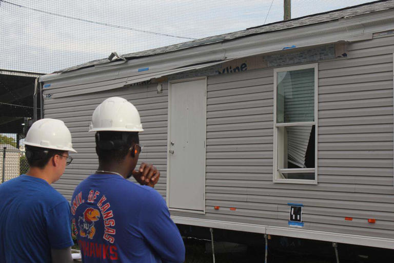 How much hurricane-force wind can a house take before blowing down ...