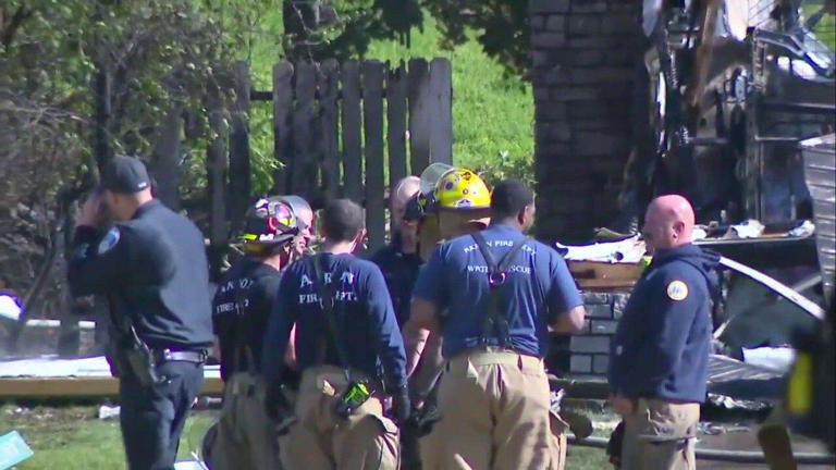 Small plane crashes into Ohio home killing 2 on board, igniting blaze ...