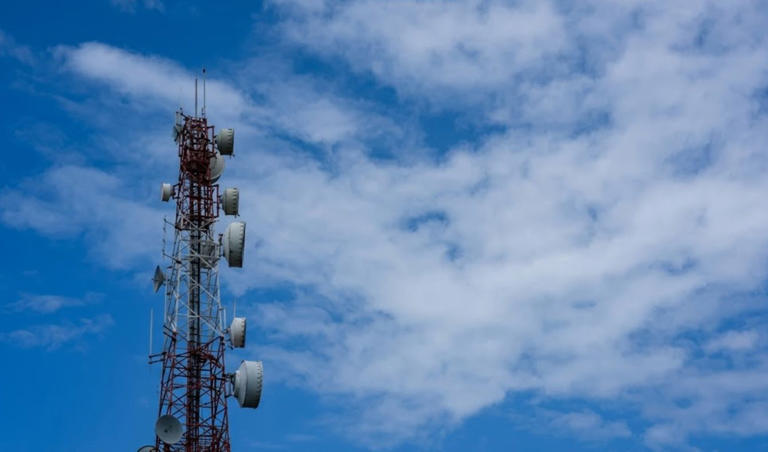 AT&T, T-Mobile, and Verizon unite against wireless dead zones