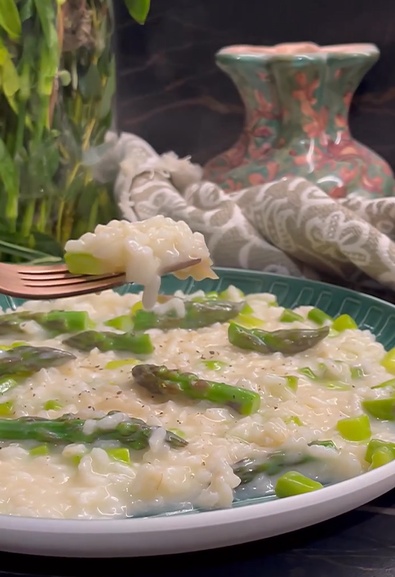 Risotto agli asparagi cremoso: il segreto del brodo con gli scarti per ...
