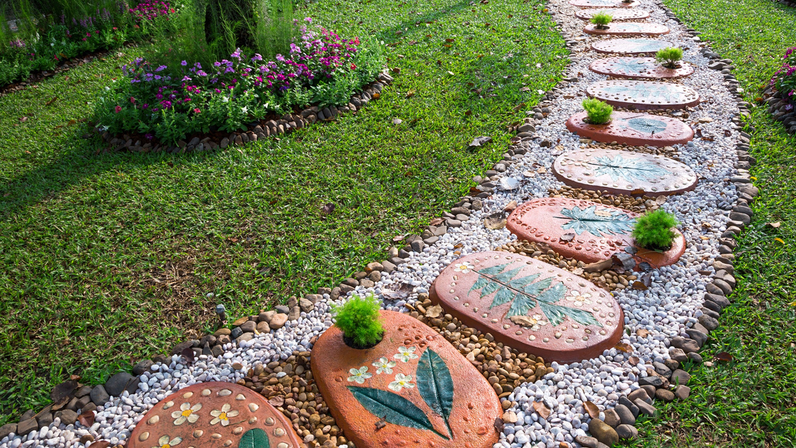 DIY-Gartendeko: Mit diesen selbstgemachten Upcycling-Trittsteinen ...