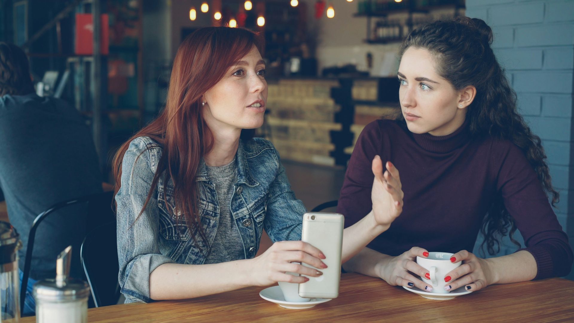 20 flirting mistakes people make when they're trying to seem chill