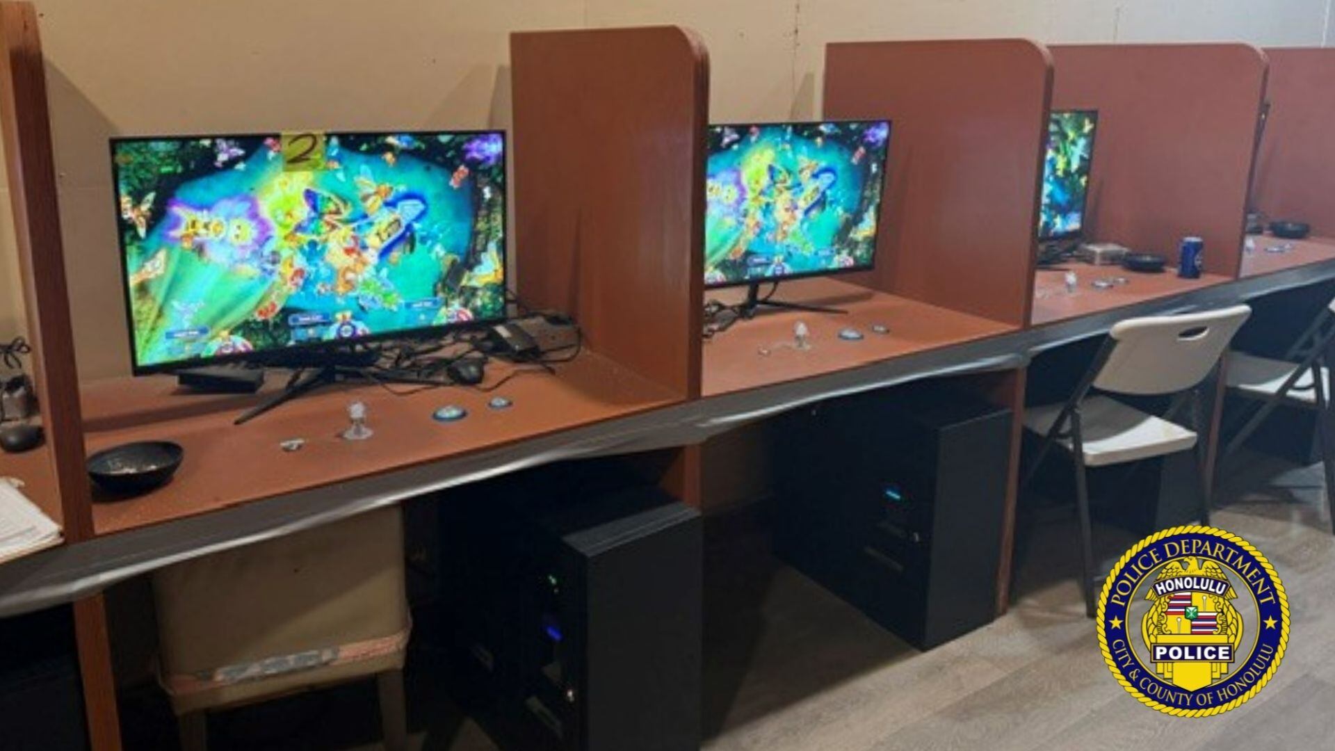 Police execute search of illegal gambling room in Kalihi, 12 machines ...