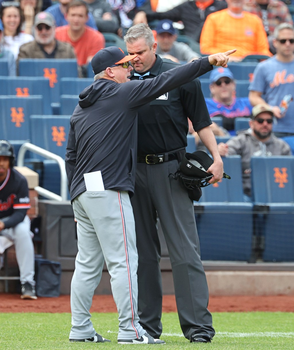 Tigers manager AJ Hinch ejected in fiery scene after controversial ...