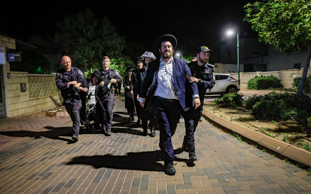 Haredi extremists demonstrate outside military police chief’s home, 2 ...