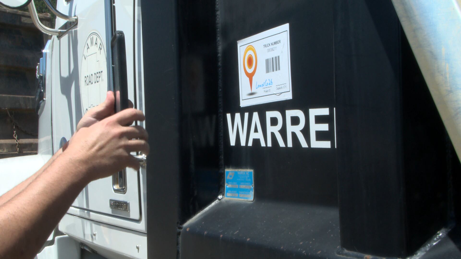 Lamar County Road DEPT. does final prep for debris pick up