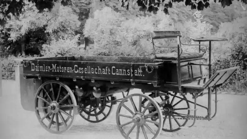 Warisan mesin horizontal truk pertama Mercedes-Benz