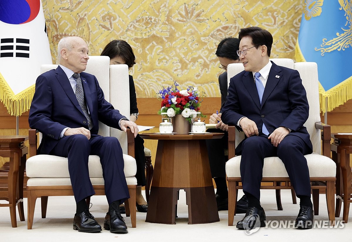 Lee meets Nobel economics laureate