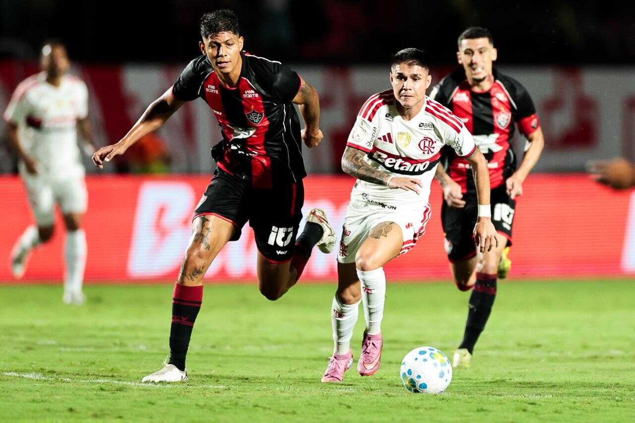 Vitória supera desvantagem, vence e elimina o Flamengo da Copa do Brasil