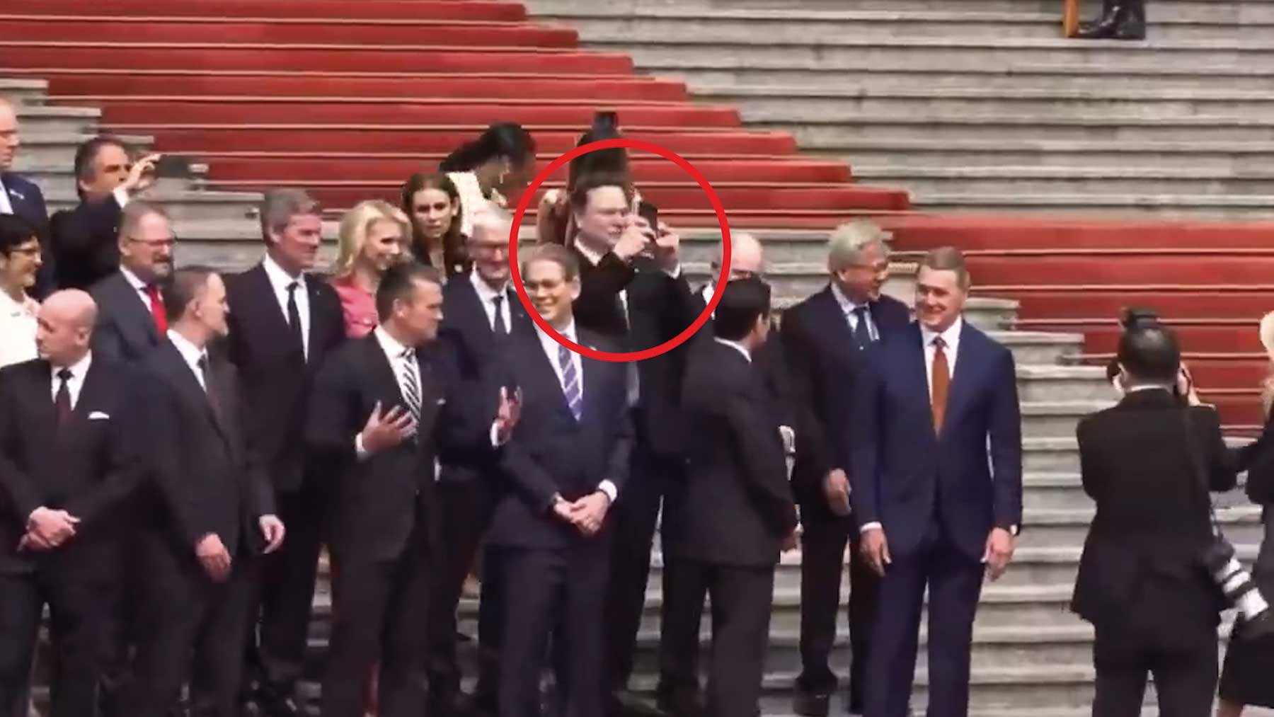 El vídeo viral de Elon Musk en China: rompe el protocolo para grabar el ...