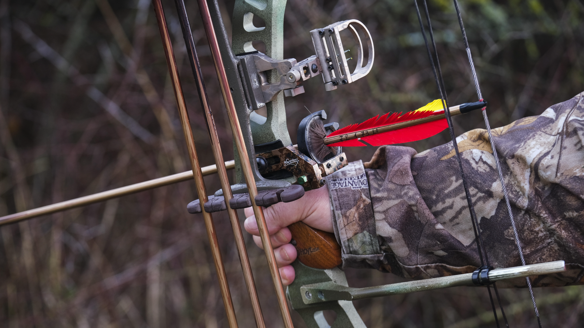 Jäger fordern Jagd mit Pfeil und Bogen