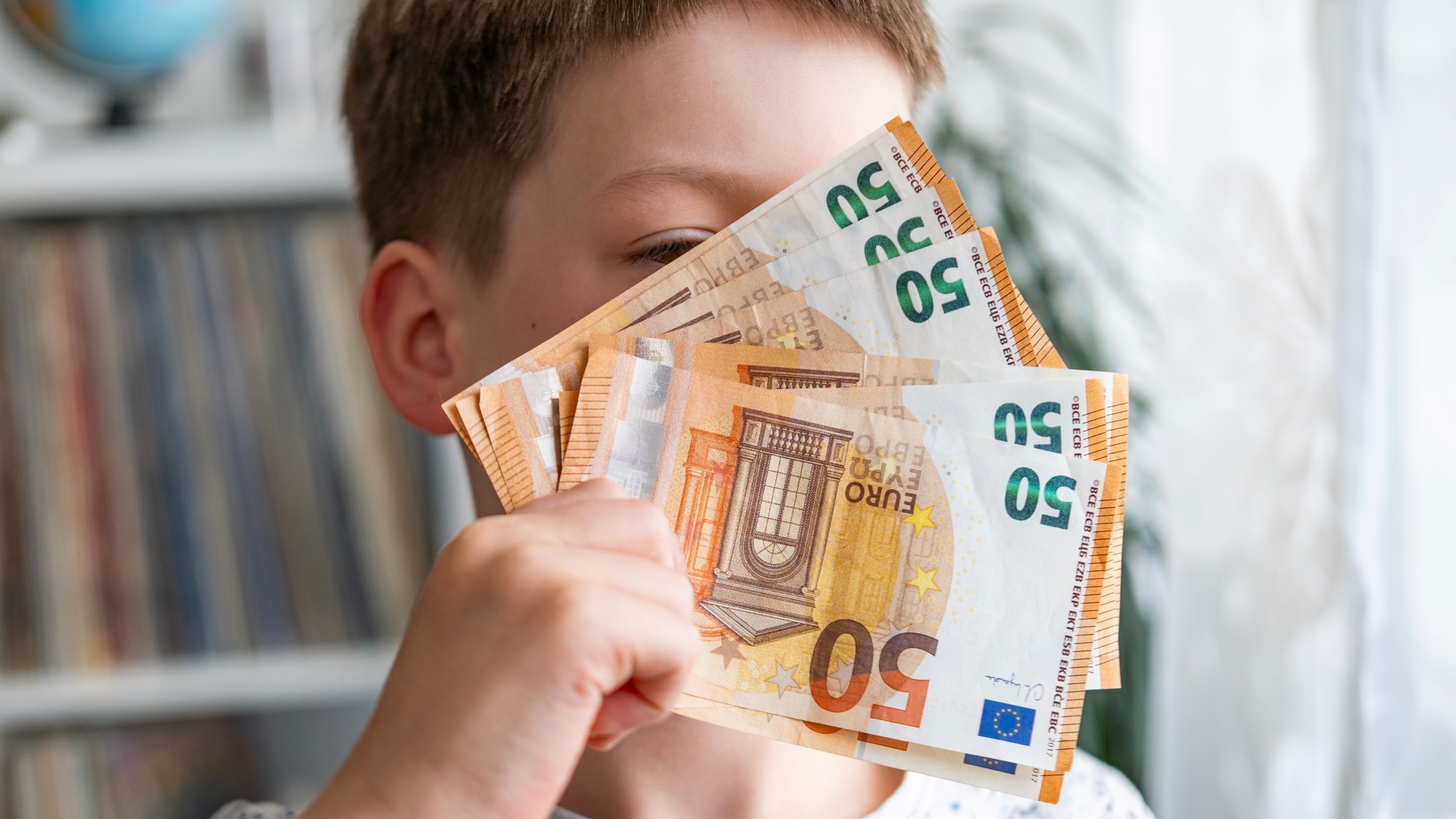 Zoveel geld sparen ouders gemiddeld per maand voor hun kind