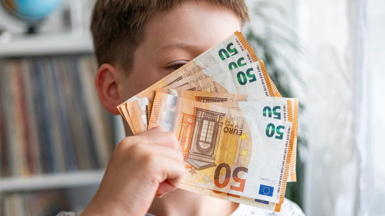 Zoveel geld sparen ouders gemiddeld per maand voor hun kind