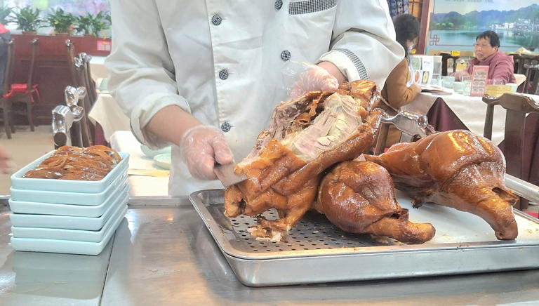 Beef ribs, Peking roast duck and tiramisu on menu as Xi hosts Trump at ...