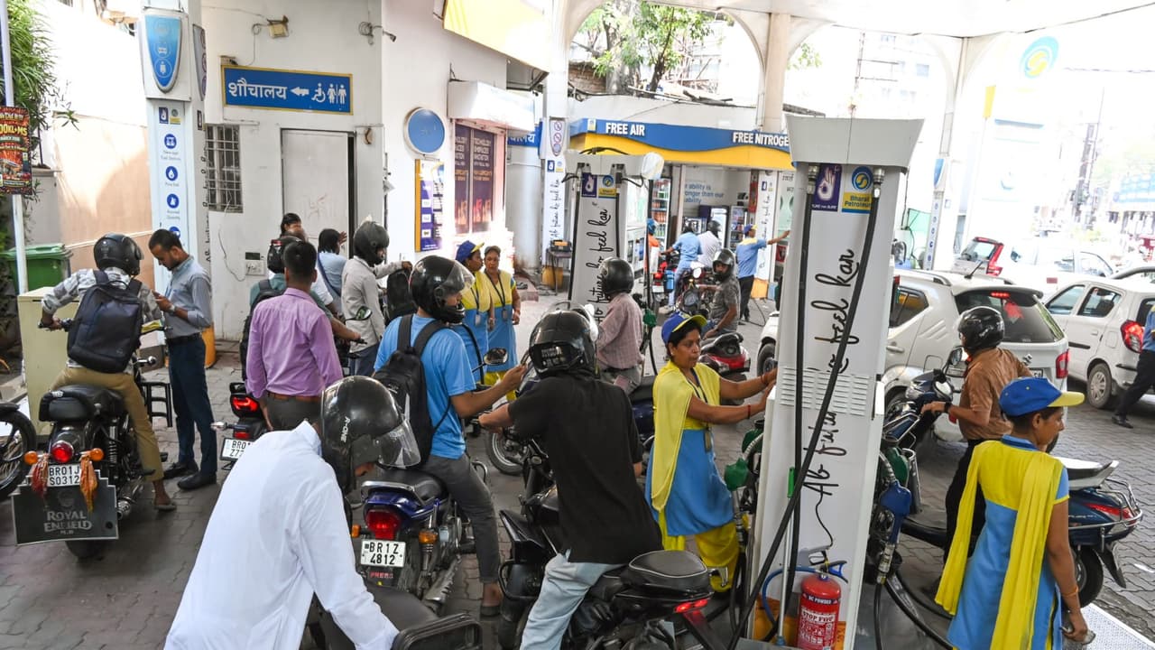 Fuel price hike: Dealers laud govt for Rs 3/litre cap amid oil surge