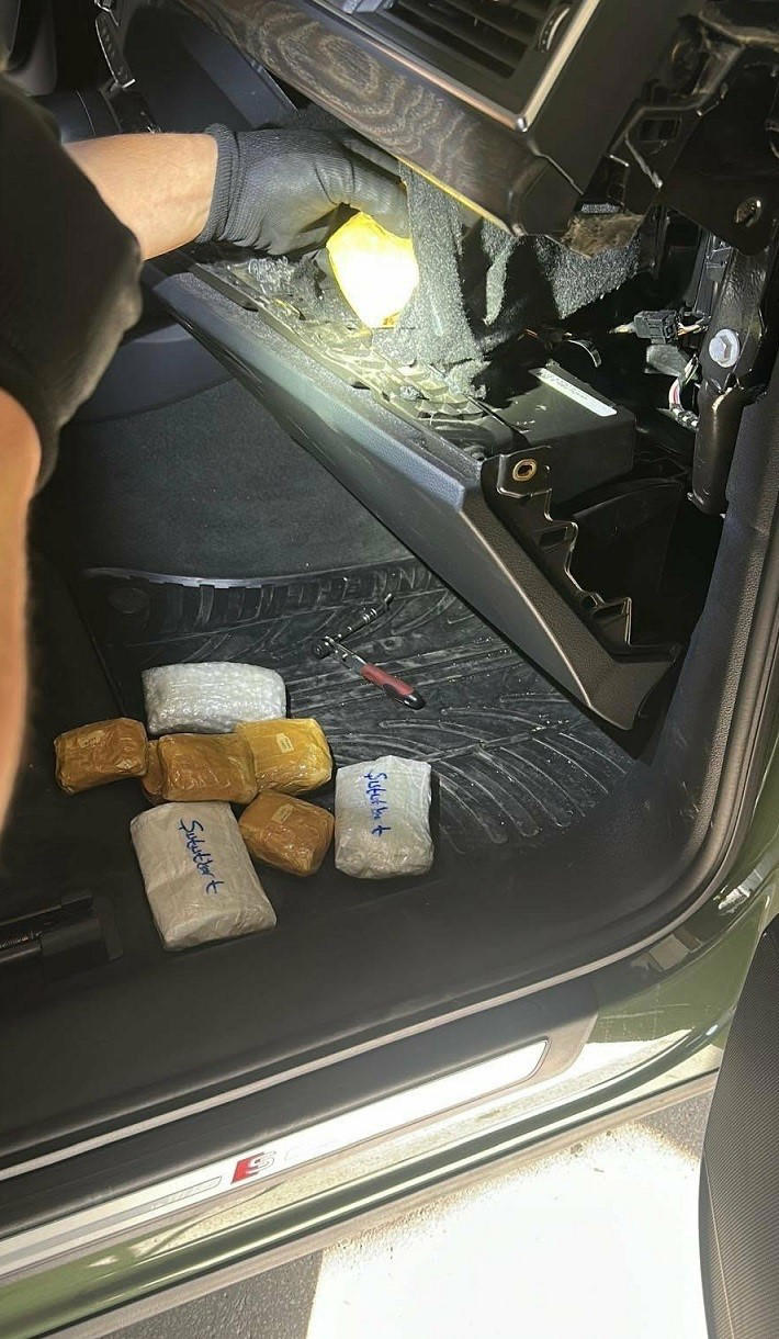 Otomobilin gösterge panelinden gizli kasa çıktı: 3,2 kilogram altın ele ...