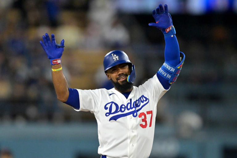 Teoscar Hernandez makes up for horrific defensive mistake with key hit ...