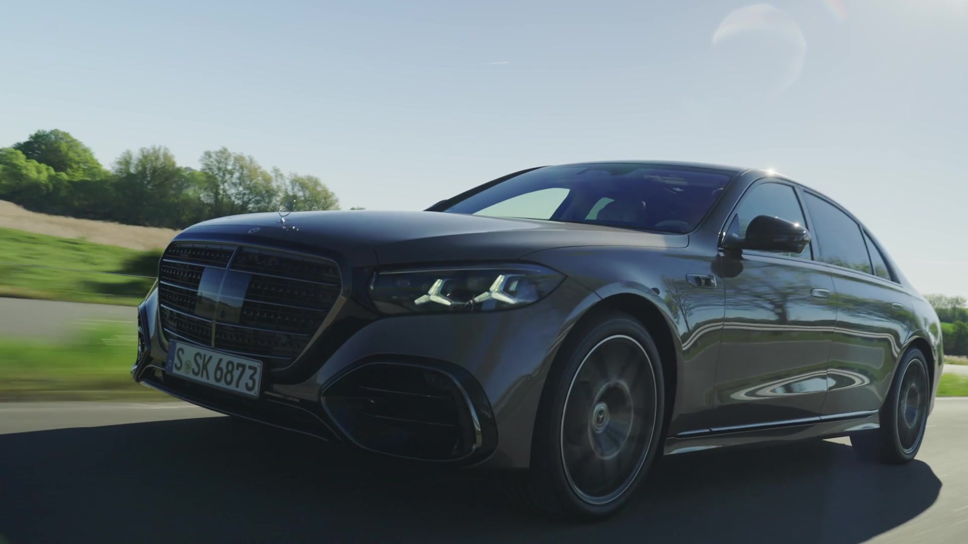 Mercedes-Benz S 500 4MATIC in Velvet Brown driving video