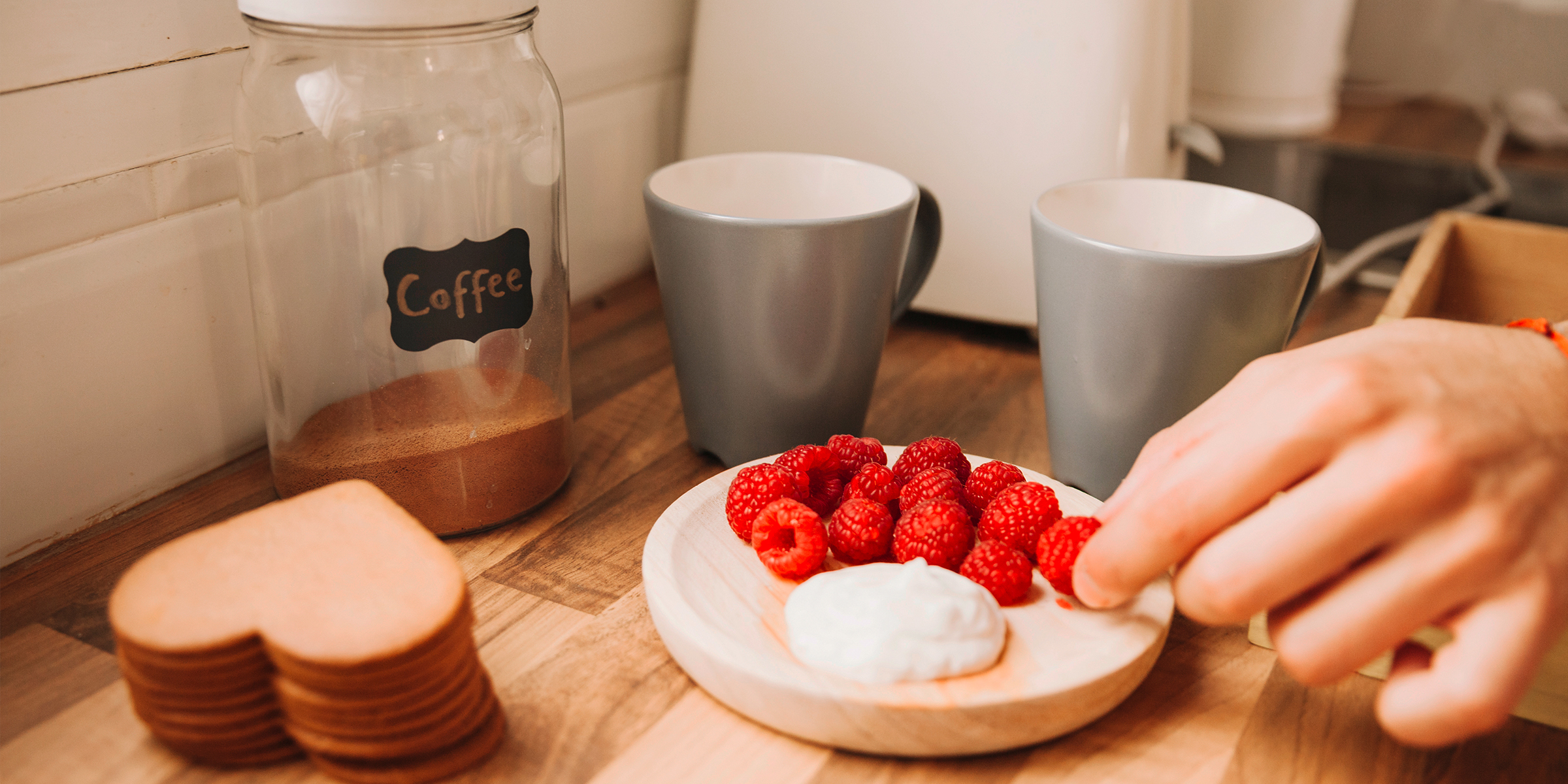 Single dad of two girls wakes up to prepare breakfast for his daughters ...