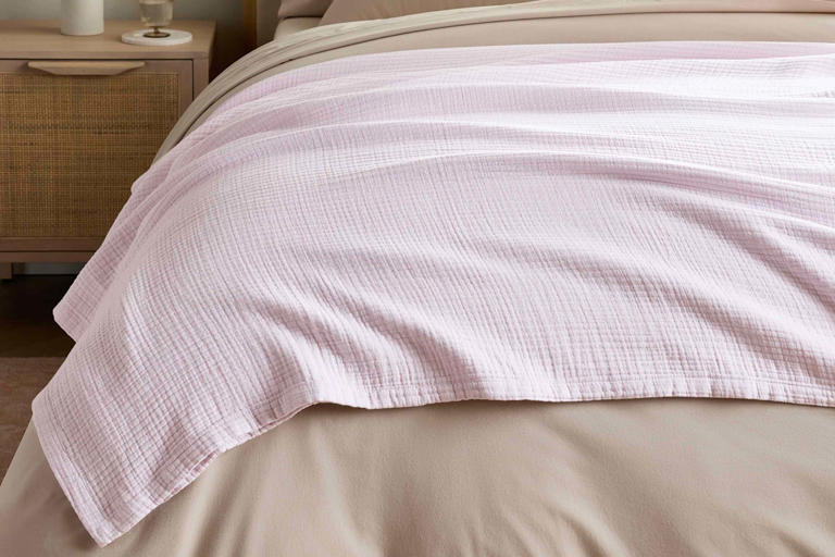 Hot sleepers are obsessed with Quince's summer blanket—soft, breathable ...