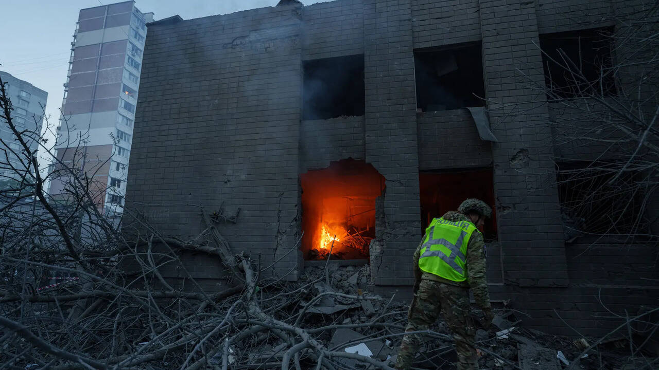 Russia continues attacks on Ukraine, destroys Kyiv apartment building ...