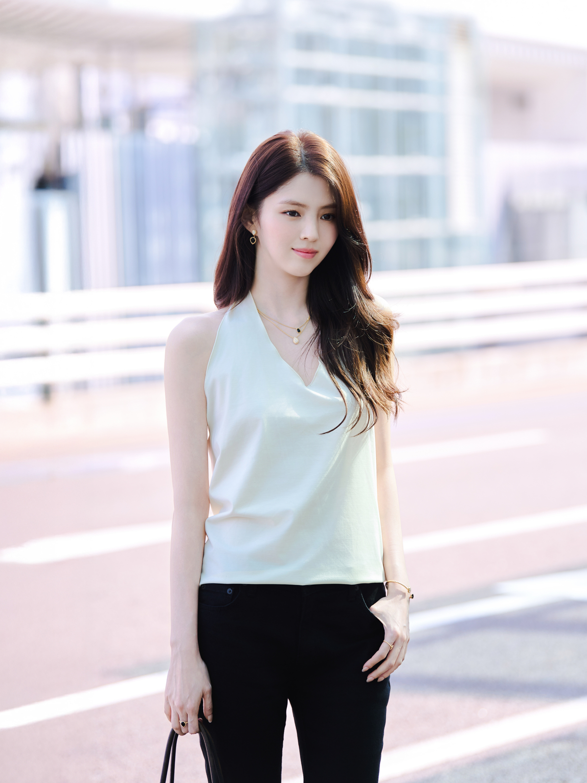 Han So-hee heads to Cannes... Diamonds on onyx sparkle