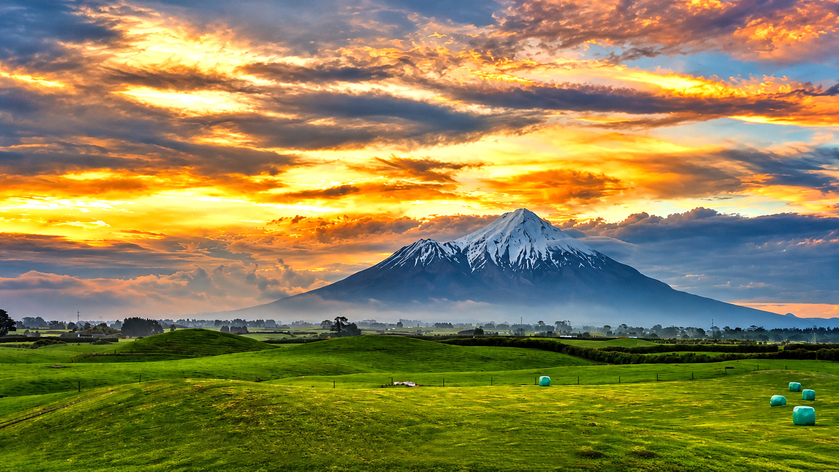 O cone perfeito do Monte Taranaki sob a luz dourada da Nova Zelândia