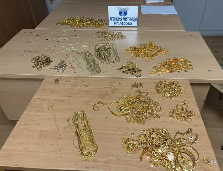 Otomobilin gösterge panelinden gizli kasa çıktı: 3,2 kilogram altın ele ...