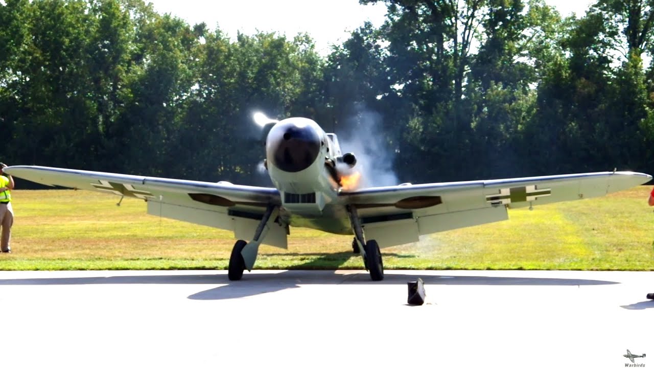 Schau, wie diese Bf 109 Feuer und Rauch ausstößt