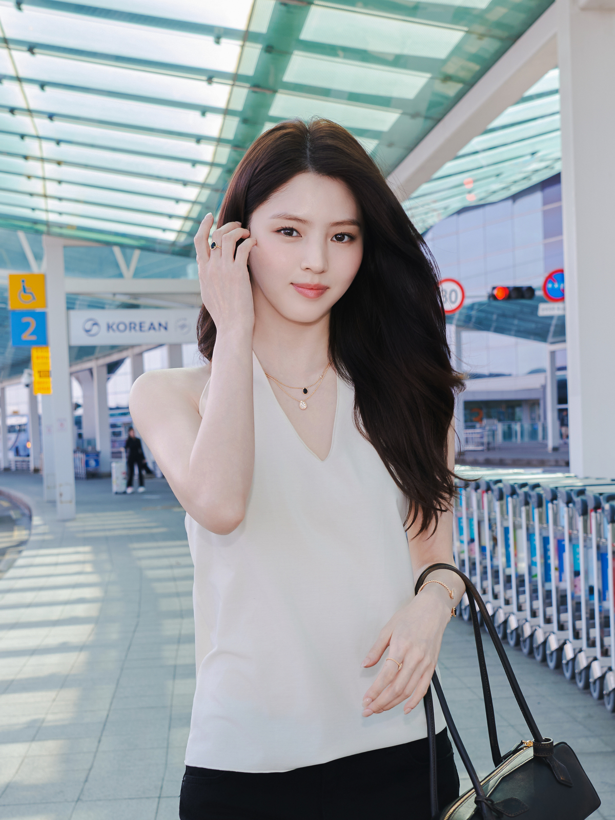 Han So-hee heads to Cannes... Diamonds on onyx sparkle