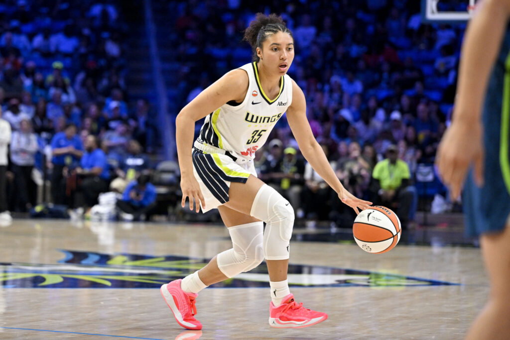 Watch: Dallas crowd goes crazy as Azzi Fudd scores first bucket at home