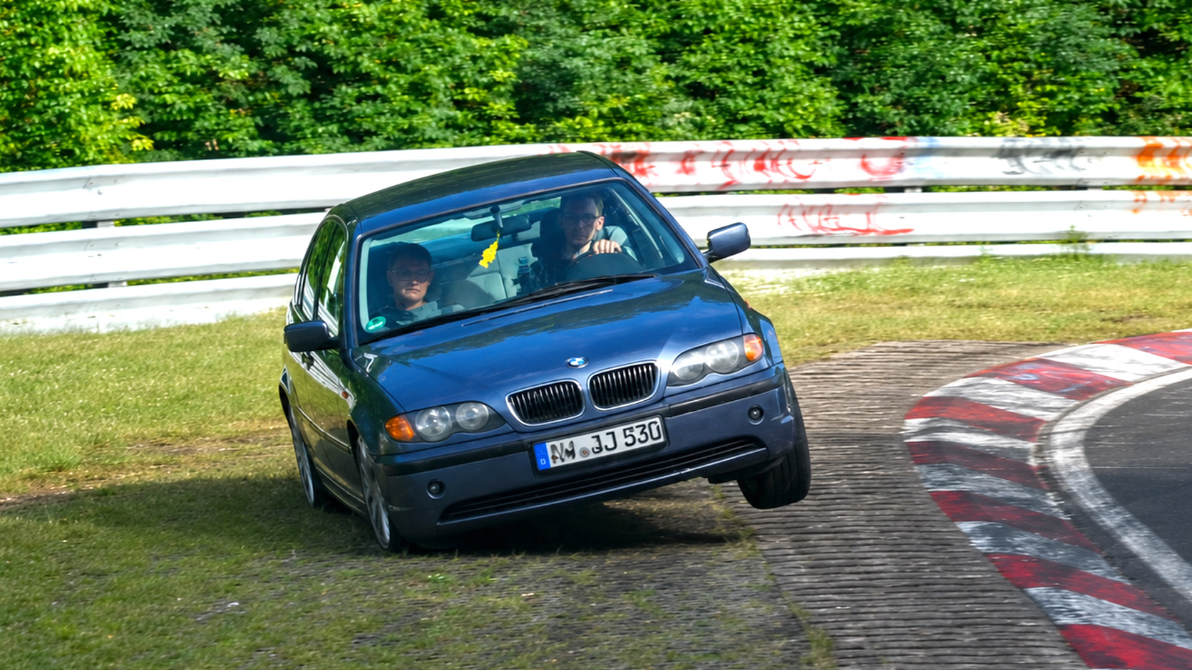 BMW slaat bijna over de kop na klap tegen de vangrail