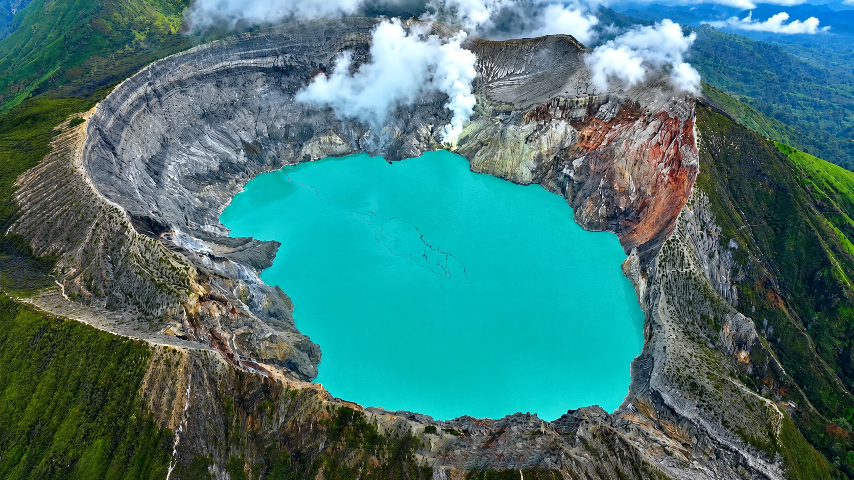 Il fuoco blu del Kawah Ijen che sale dal cratere del vulcano