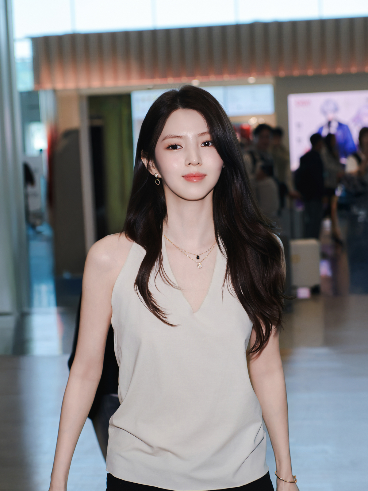 Han So-hee heads to Cannes... Diamonds on onyx sparkle