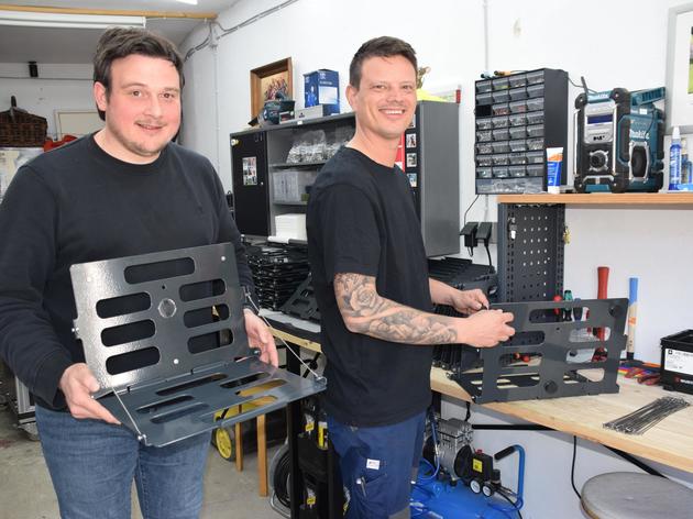 Start-up in Garage: Zwei Freunde bauen und verkaufen Notebook-Halterungen