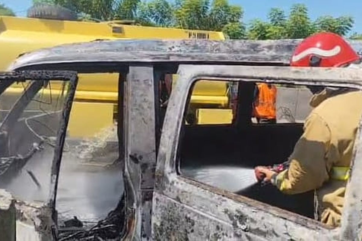 Suzuki Carry Futura meledak jadi rongsokan di akses masuk Tol Kebomas ...