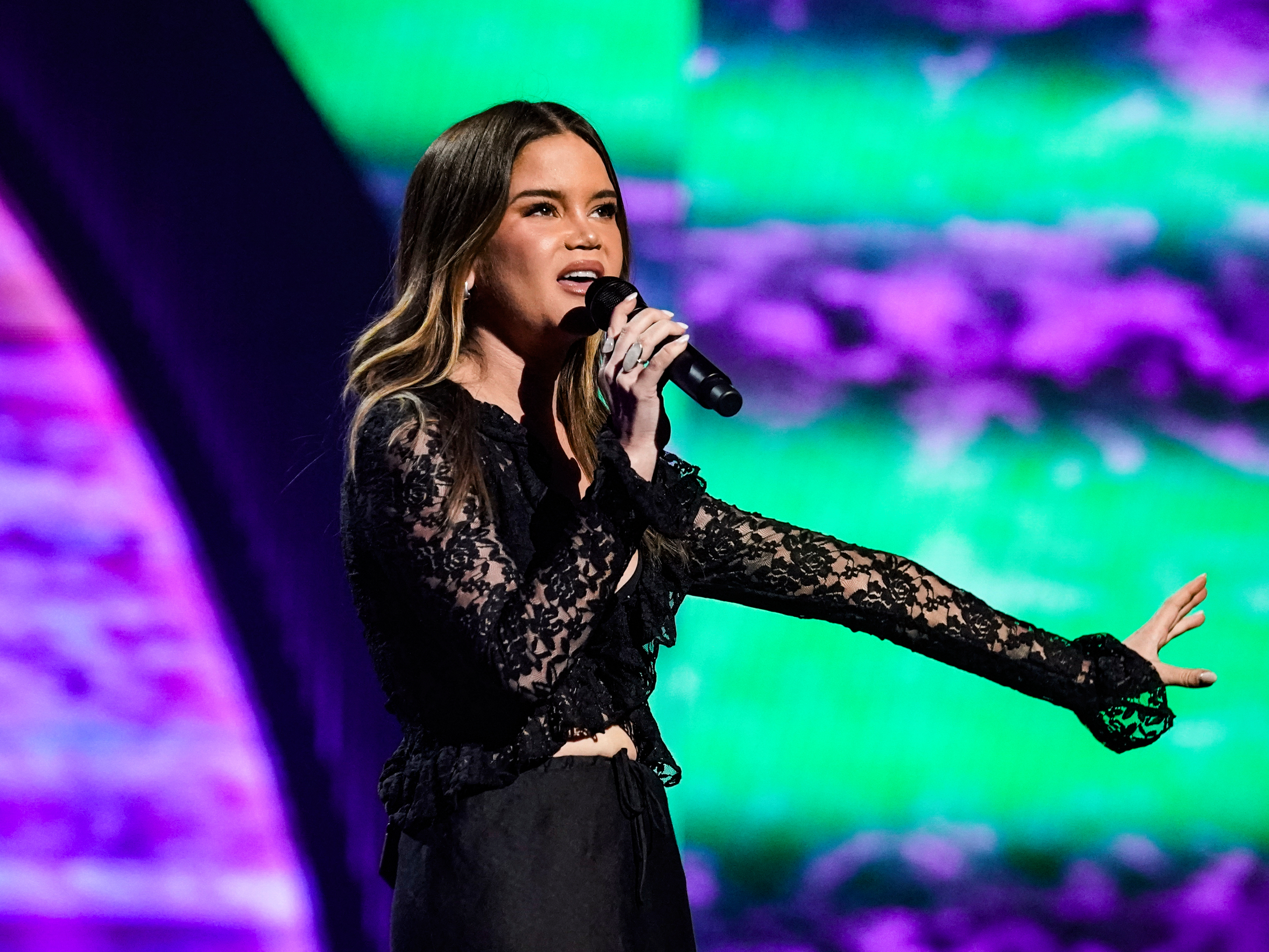 Maren Morris debuts uplifting new single 'Parachute'