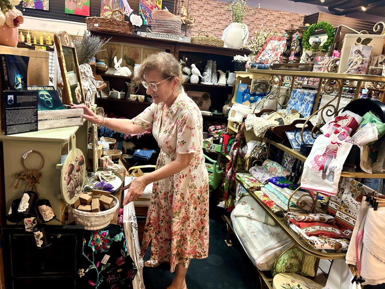 New Fort Myers mini mall opens with vintage clothes, furniture, art